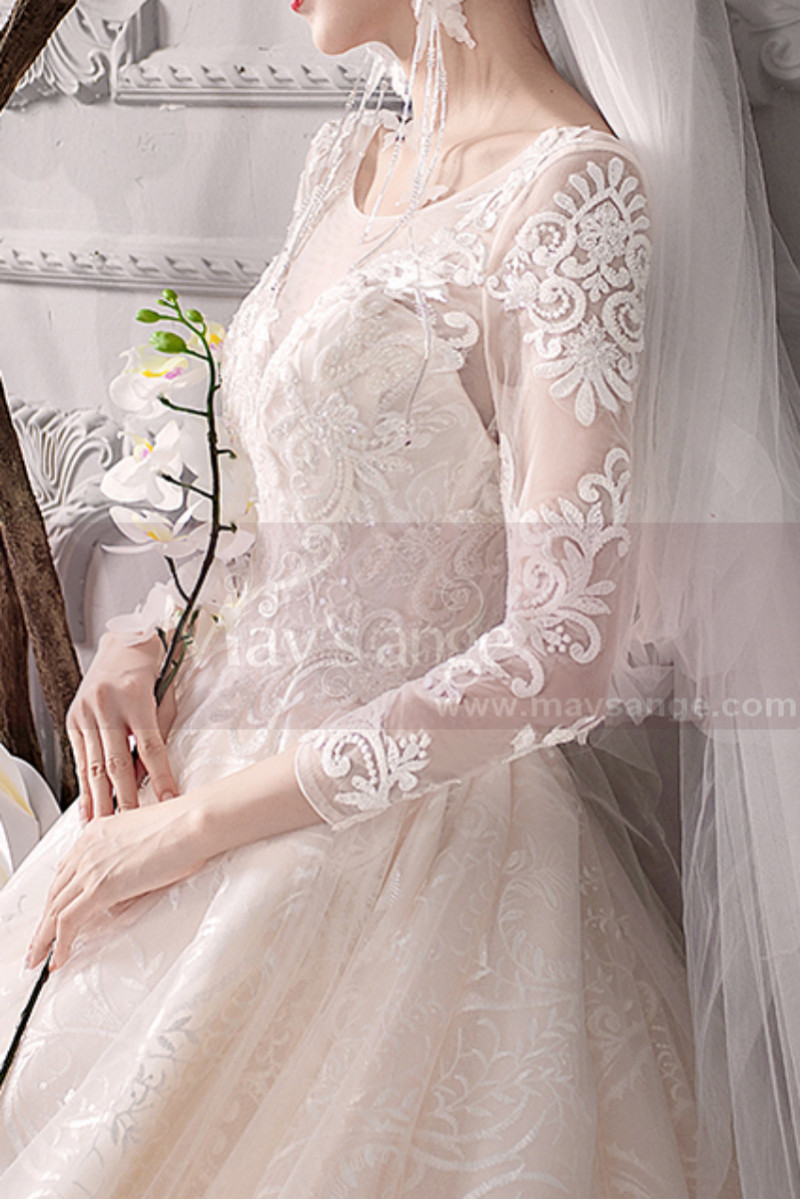 Robe Blanche Mariage Haut En Dentelle Illusion Très Grande Jupe Avec ...
