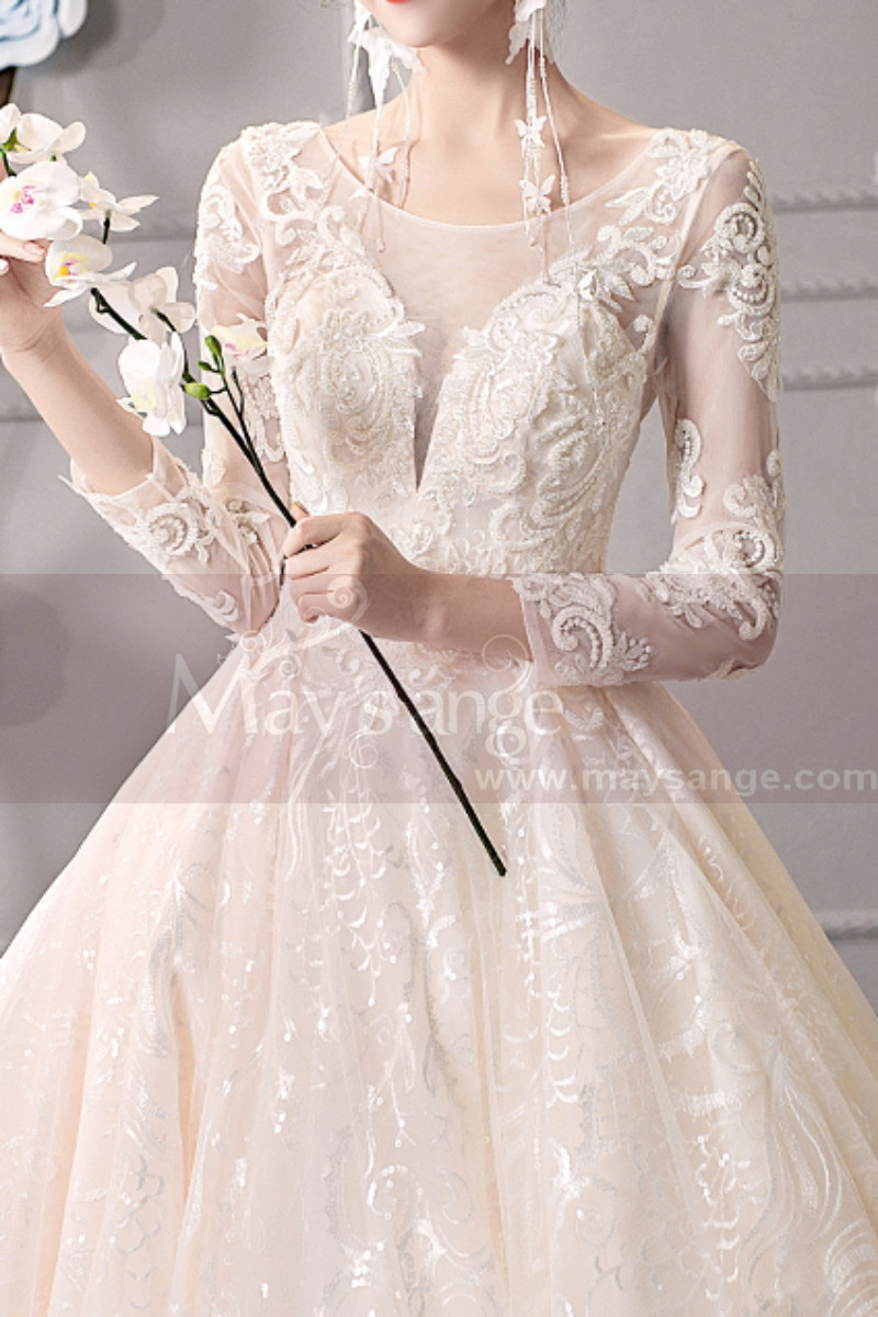 Robe Blanche Mariage Haut En Dentelle Illusion Très Grande Jupe Avec ...