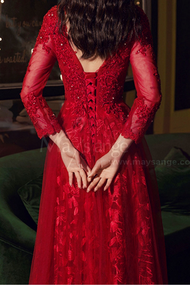 Robe longue habillée rouge vif avec haut et manches chics en guipure ...